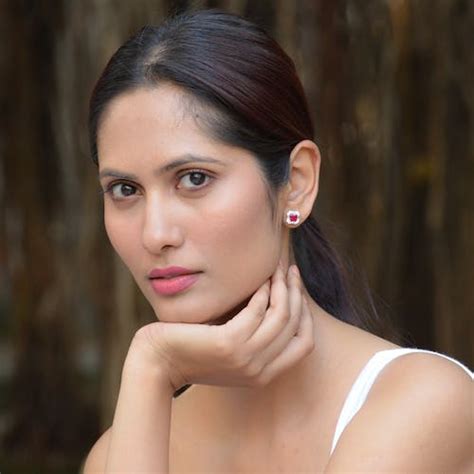 갈색 머리 귀걸이 수직 쐈어 얼굴 여성 입에 손가락 초상화 확대에 관한 무료 스톡 사진