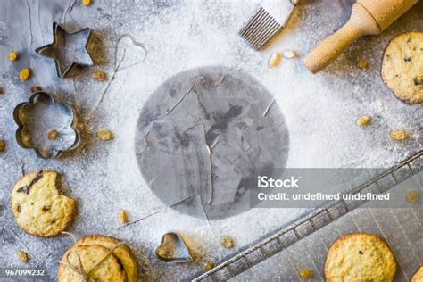 밀가루의 라운드 Copyspaace입니다 제빵에 대 한 액세서리 중 회색 식탁에 초콜릿 칩과 함께 만든 오트밀 쿠키 평면도 평면 위치 0명에 대한 스톡 사진 및 기타 이미지