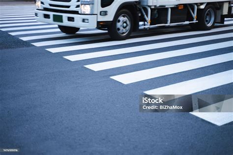 지나가는 자동차로 길을 건너는 보행자를 위한 횡단보도 개념에 대한 스톡 사진 및 기타 이미지 개념 개념과 주제 거리 Istock