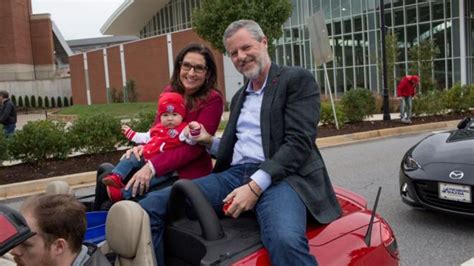 ملك البورنو لاري فلينت الذي أمضى حياته في أروقة المحاكم Bbc News عربي