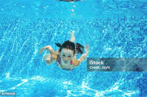 어린이 수 중 적극적인 여 자가 잠수 하 고 가족 휴가에 물 아이 휘트니스와 스포츠에서 재미를가지고 행복 한 수영장에서 수영 건강한 생활방식에 대한 스톡 사진 및 기타