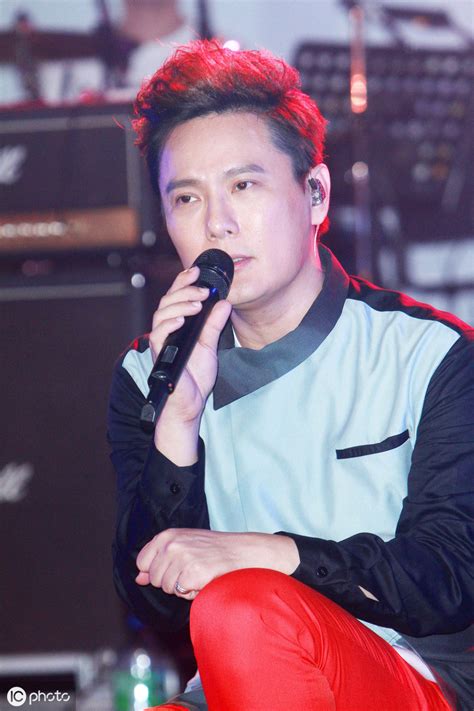 情歌王子张信哲，年过50依旧帅气，年轻时是多少女孩的白马王子啊 搜狐大视野 搜狐新闻