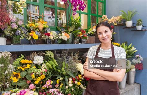 스타트업 성공sme 중소기업 사업가 소유자 아시아 여성은 꽃집 가게에서 꽃과 함께 서 카피 스페이스와 코카서스 소녀 성공적인 소유자 환경 친화적 인 개념의 초상화 상점에