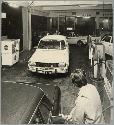 Motorists Filling Their Cars Discoverywall Nz