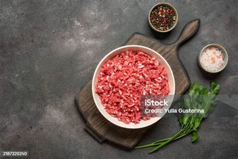 생 다진 쇠고기 나무 도마에 향신료를 곁들인 그릇에 다진 고기 어두운 그런지 배경 평면도 평면도 0명에 대한 스톡 사진 및 기타 이미지 Istock