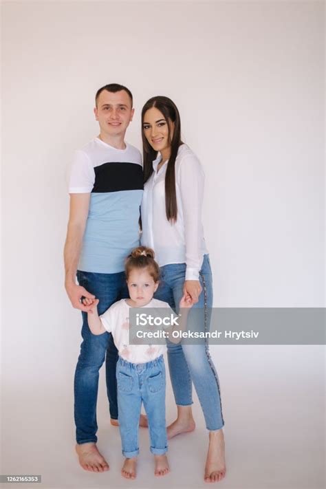 스튜디오의 젊은 가족 엄마 아빠 과 작은 딸 에 캐주얼 스타일 이 포토세션 3 명에 대한 스톡 사진 및 기타 이미지 3 명