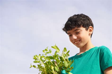 손에 식물을 들고 심기 및 환경 보호 작업을 하는 십대 초반의 자원 봉사자 10 11세에 대한 스톡 사진 및 기타 이미지 10 11세 Habitat For