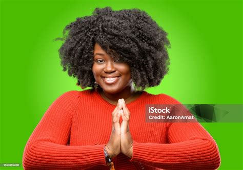 기도에 함께 손으로 제스처 희망을 표현 하 고 개념을 하시기 바랍니다 아프리카 민족에 대한 스톡 사진 및 기타 이미지 아프리카 민족 여자 한 명의 여자만 Istock