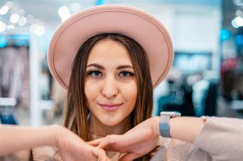 무역 구매자 한 아름다운 소녀는 쇼핑 센터에서 구매를하고 쇼핑을 합니다 소비의 기쁨 가방에 대한 스톡 사진 및 기타 이미지