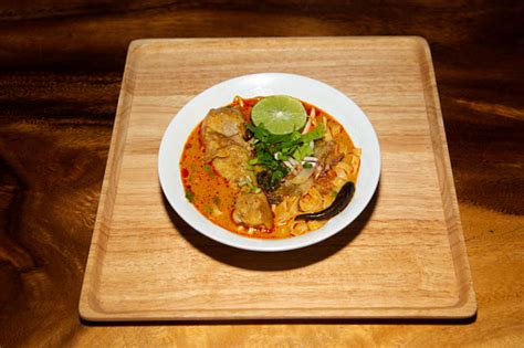 태국 북부 음식을 가장 잘 볼 수 있는 요리카레 국수 수프와 나무 로고를 한 그릇에 닭고기로 얹습니다 0명에 대한 스톡 사진 및