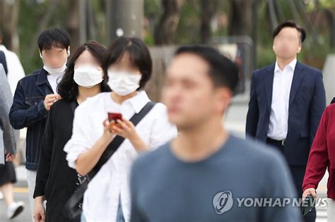 밖에선 이미 벗고다녀서 체감이 잘안돼요…일부는 여전히 착용 연합뉴스 나무뉴스