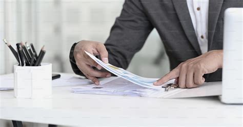 노트북으로 작업하고 사무실 책상에서 요약 보고서 또는 재무 총 시장 계획을 분석하는 사업가의 잘린 샷 사진 Unsplash의 문서 이미지