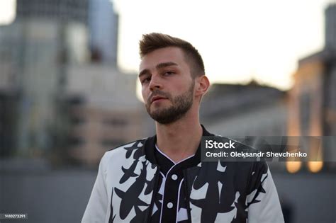 흰색과 검은 색 양복을 입은 잘 생긴 남자와 슬프고 시끄러운 표정 세련된 양복과 매혹적인 외모로 그루터기와 모델 헤어 스타일을