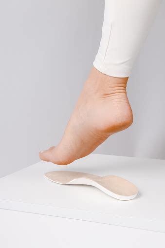 의료 인솔 흰색 배경에 고립 된 정형 외과 깔창 평평한 발과 발 질환의 치료 및 예방 발 관리 깔창 컷어웨이 레이어 깔창 위에 매달려 있는 다리 건강관리와 의술에 대한 스톡