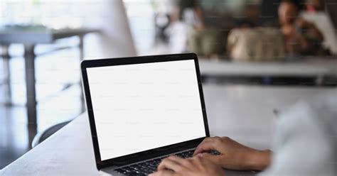 노트북 컴퓨터의 키보드에 타이핑하는 젊은 여성의 손을 닫습니다 광고 텍스트에 대한 흰색 빈 화면 사진 Unsplash의