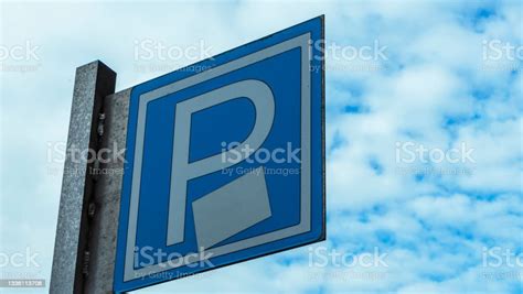 푸른 하늘에 고립 된 직사각형 판에 문자 P와 파란색 도로 표지판 흐린 푸른 하늘 배경에 주차 기호 텍스트 공간입니다 0명에