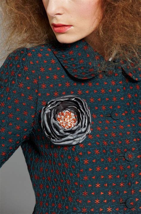 Пальто со встречными складками , в белую черточку. Каталог пальто 2011