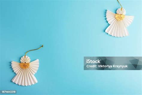 하늘색 배경에 두 개의 크리스마스 종이 천사입니다 휴일 개념 평면도 플랫 레이 복사 공간 12월에 대한 스톡 사진 및 기타