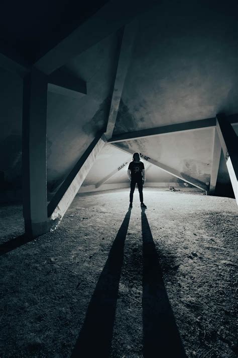 간 건축 격리 고독 구조 그림자 금속 기하학 널찍한 대조 도시의 독창적 인 조명 드라마틱한 디자인 모난
