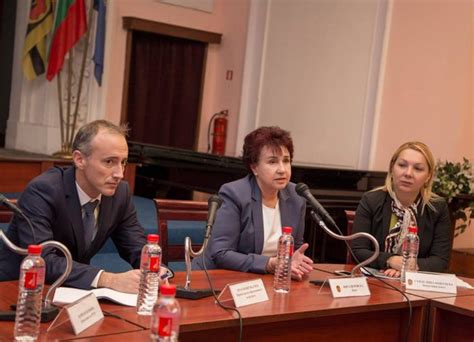 Министърът на образованието Красимир Вълчев се сращна с пернишки учители и ученици за