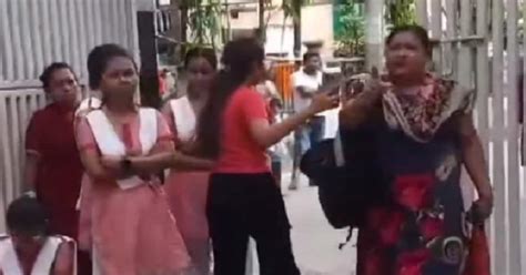 Viral Video শিরা কেটে ফেলব ব্লেড হাতে নিয়ে স্কুলের শিক্ষিকাকে হুমকি ছাত্রীর ভাইরাল হল