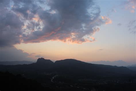 무료 이미지 수평선 구름 태양 해돋이 일몰 햇빛 언덕 새벽 분위기 황혼 저녁 잔광 비오는 날 하카