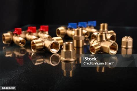 금속 및 구리 수도관 부품 세트 물 렌치 및 파이프 팔꿈치 파란색과 빨간색 색상 검은 색 배경 다른 모양 및 다른 크기 0명에 대한 스톡 사진 및 기타 이미지 Istock