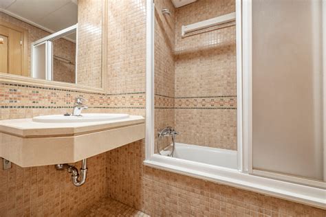 대리석 조리대 위에 매달린 도자기 세면대가 있는 욕실 벽의 모자이크 타일 크롬 수도꼭지 빌트인 거울 흰색 스크린이 있는 샤워실 0명에 대한 스톡 사진 및 기타 이미지