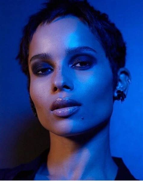 Halle Berry Catwoman Makeup Zoe Kravitz Blue Hair Zoe Kravitz Catwoman Haircut Halle Berry