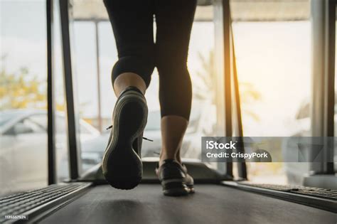 피트 니스 체육관에서 실행 기계 또는 디딜 방 아에서 실행 하는 피트 니스 여자의 다리 부분에 체육관에서 러닝 머신에서 실행