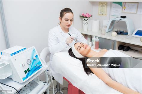 의사 미용사 전문의는 아름답고 각질 제거 회춘 및 소화의 얼굴 피부의 미세 피부 미세 피부 마모를 합니다 미용 술 20 24세에 대한 스톡 사진 및 기타 이미지 Istock