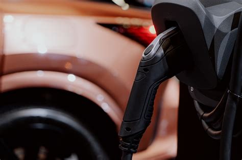 전기 자동차가 등장하는 전기 자동차 충전소의 클로즈업 전기 자동차 대체 연료 자동차에 대한 스톡 사진 및 기타 이미지 전기 자동차 대체 연료 자동차 0명 개선