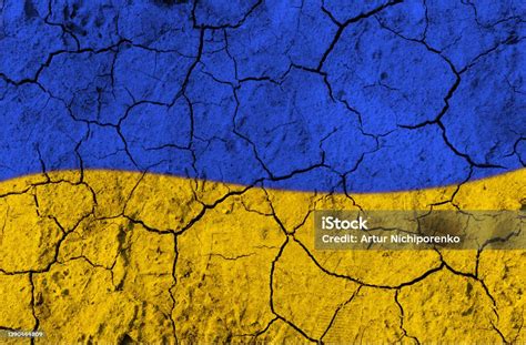 우크라이나의 국기는 건조한 땅 배경에 금이 갔다 우크라이나 전쟁 0명에 대한 스톡 사진 및 기타 이미지 0명 Russian Invasion Of Ukraine 2022