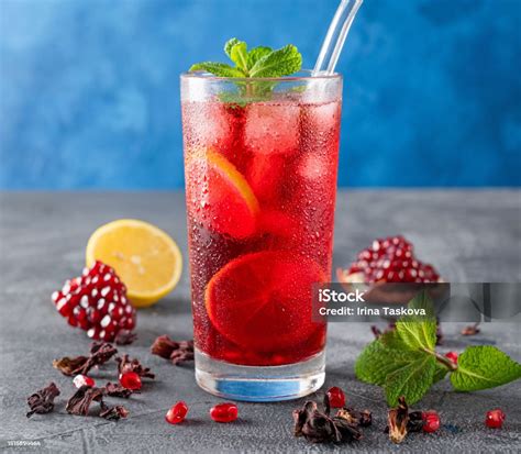 어두운 콘크리트 배경에 신선한 민트 레몬 설탕 시럽 석류 주스를 곁들인 아이스 레드 히비스커스 차 상쾌한 여름 음료 복사 공간 0명에 대한 스톡 사진 및 기타 이미지