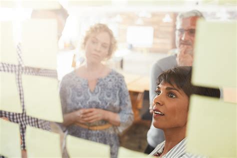 유리 사무실 벽에 접착제 노트로 브레인 스토밍 하는 사업가 계획에 대한 스톡 사진 및 기타 이미지 계획 기업 문화 기업
