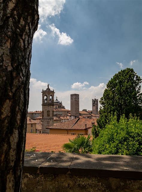 Vertical De Edificios Medievales En Bergamo Alta Capturada Desde Rocca
