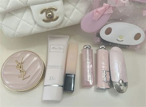 идеи에 있는 Дарья님의 핀 가을 패션 화장품 미적 빈티지