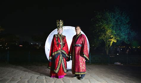 선덕여왕 앞 밤새 긴줄 늘어섰다수천명 홀리는 신라의 달밤 중앙일보