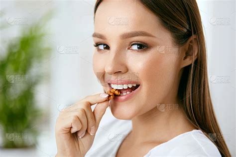 厨房里吃健康饮食的女人素材 花瓣网