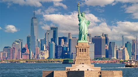 자유의 여신상과 세계 무역 센터 맨해튼 금융 지구 구름이 있는 푸른 하늘이 있는 뉴욕시 스카이라인 0명에 대한 스톡 사진 및 기타 이미지 Istock
