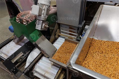 Grain Sorting Machine Paddy Machine Sorts Grains Of One Crop Separates Grain Peeling Products
