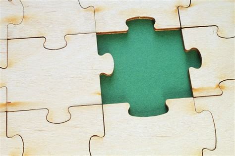 불완전하고 결석한 녹색 배경의 나무 퍼즐 조각 누락 된 조각 정신 건강 개념입니다 문제 해결의 상징 0명에 대한 스톡 사진 및 기타 이미지 Istock