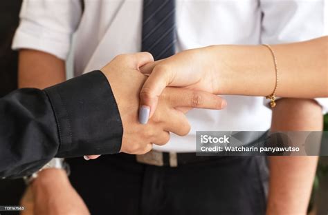 사무실에서 회의 후 성공 거래와 신뢰의 서명 및 상징 함께 악수 하는 비즈니스 노동자를 근접 촬영 개념에 대한 스톡 사진 및 기타 이미지 Istock