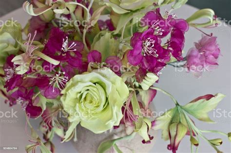 흰색 테이블에 꽃병에 꽃 봉 오리와 꽃과 노란 장미 꽃다발 0명에 대한 스톡 사진 및 기타 이미지 0명 꽃 나무 꽃 식물 Istock