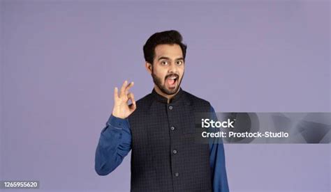 긍정을 표현합니다 라일락 배경에 괜찮은 제스처를 보여주는 행복한 인도 사람 긍정적인 감정 표현에 대한 스톡 사진 및 기타 이미지 긍정적인 감정 표현 기원 남성