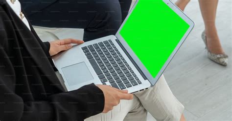 사무실 테이블에 녹색 스크린 크로마 키 Tv 또는 컴퓨터가 있는 회의실의 비즈니스 사람들 화상 회의에서 만나는 사업가와 사업가의 다양한 그룹 사진 Unsplash의