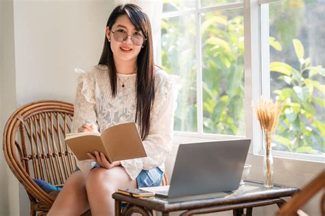 아시아 프리랜서 사람들의 행복 사업가 카페에서 커피 컵 머그잔과 스마트 폰으로 노트북 컴퓨터로 작업하는 노트북 캐주얼에 필기