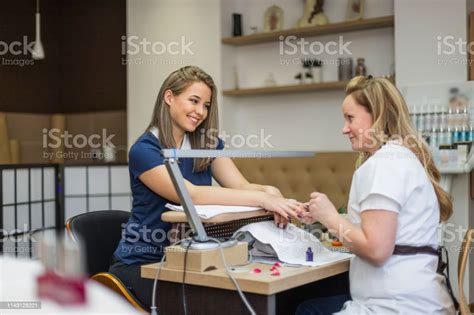 예쁜 젊은 여 자가 웃 고 미용실에서 매니큐어를 즐기고 있다 2명에 대한 스톡 사진 및 기타 이미지 2명 Cosmoprof 가꿔주기 Istock