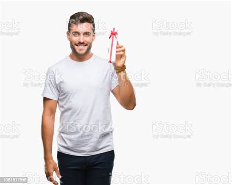 서 치아를 보여주는 자신감 미소로 웃 고 행복 한 얼굴로 고립 된 배경 위에 발렌타인 선물을 주는 사랑에 젊은 잘생긴 남자 건강한 생활방식에 대한 스톡 사진 및 기타 이미지
