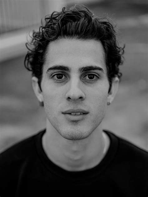 가벼운 그레이스케일 남자 모델 블랙 앤 화이트 수직 쐈어 스튜디오 촬영 잘 생김 잘생긴 초상화 포즈를 취하는 흰색 티셔츠에 관한 무료 스톡 사진